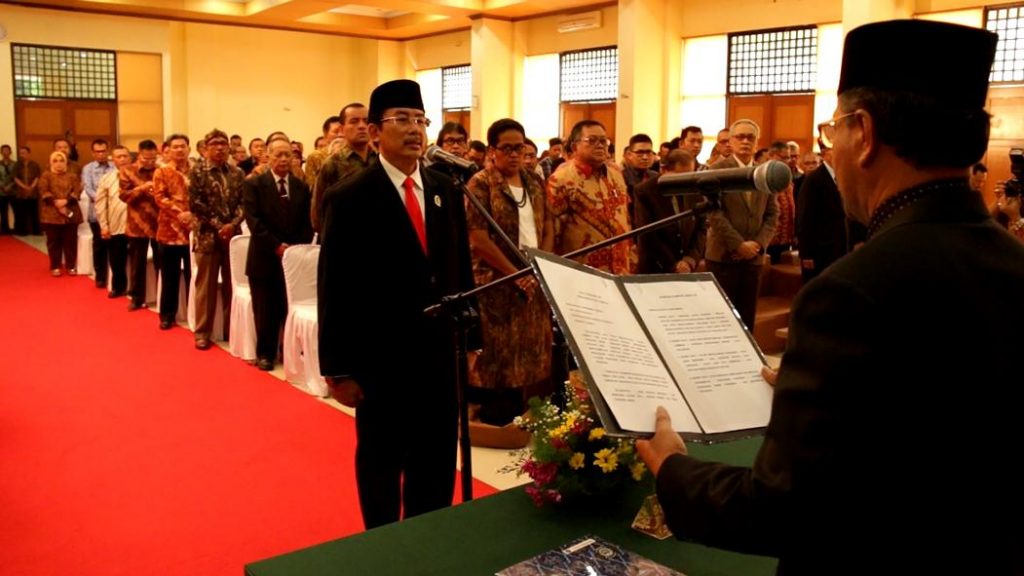 Prof. Dr. H. Eddy Jusuf Dilantik Sebagai Rektor UNPAS Periode Kedua ...