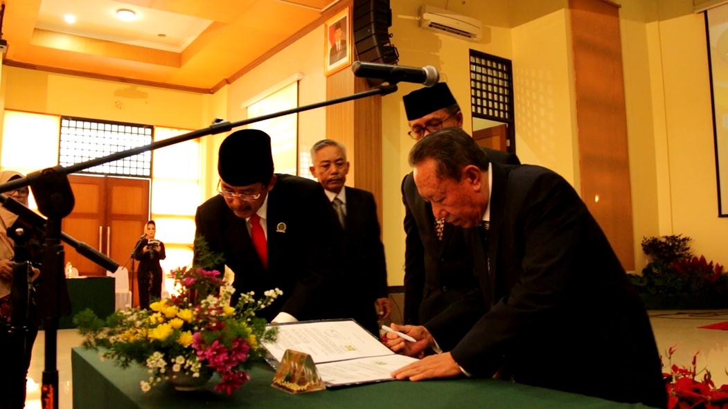 Prof. Dr. H. Eddy Jusuf Dilantik Sebagai Rektor UNPAS Periode Kedua ...