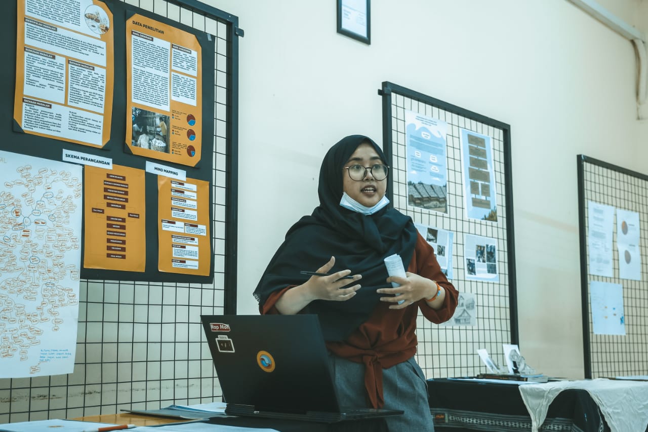 Perdana di Masa PTM Terbatas, Prodi DKV Gelar Sidang Preview Tugas ...