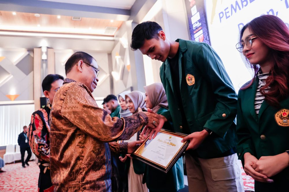 Puncak Dies Natalis ke-63, Unpas Berikan Penghargaan Bagi Mahasiswa, Dosen, dan Tendik ...