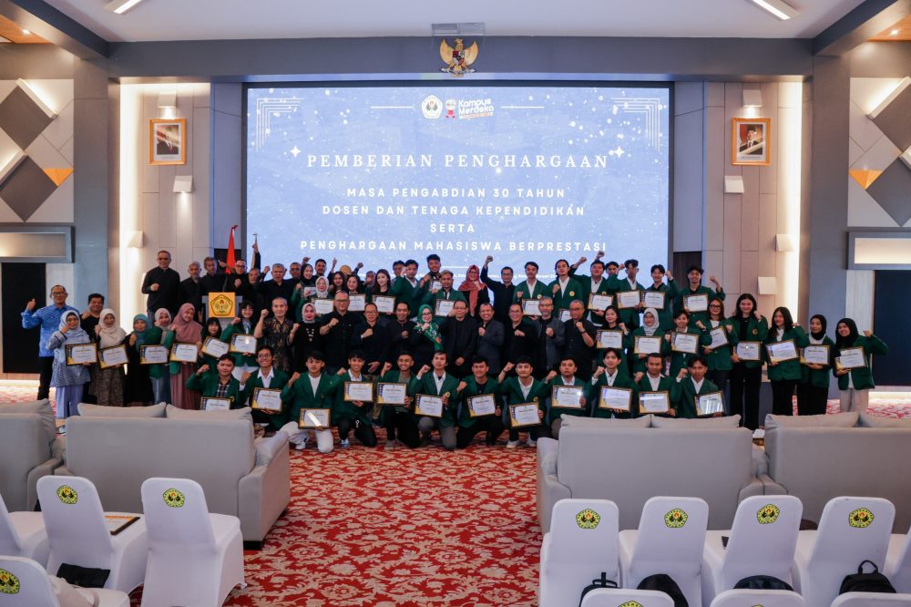 Unpas Beri Penghargaan Dosen dan Tendik yang Mengabdi Selama 30 Tahun Serta Mahasiswa Berprestasi